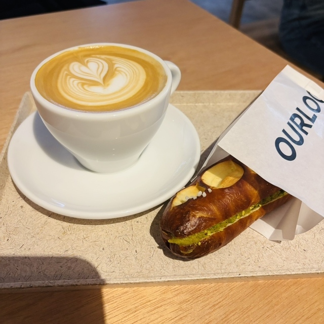 【大阪・本町】「Ourlog coffee（アワーログ コーヒー）本町店」人気無機質カフェの三号店、広々店内で過ごせる | よっしー@関西グルメの食べ歩き三味
