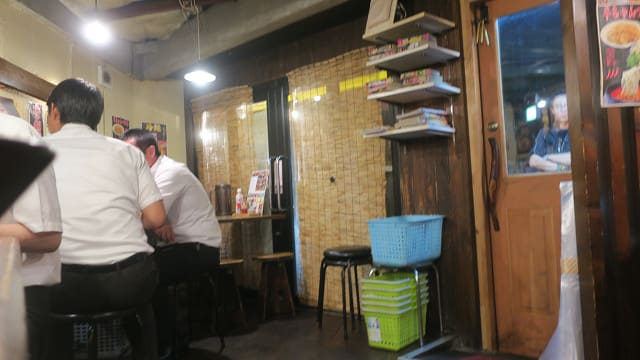 内観写真 : 麺飯食堂 八右衛門 （メンハンショクドウハチエモン） - 田端/ラーメン | 食べログ