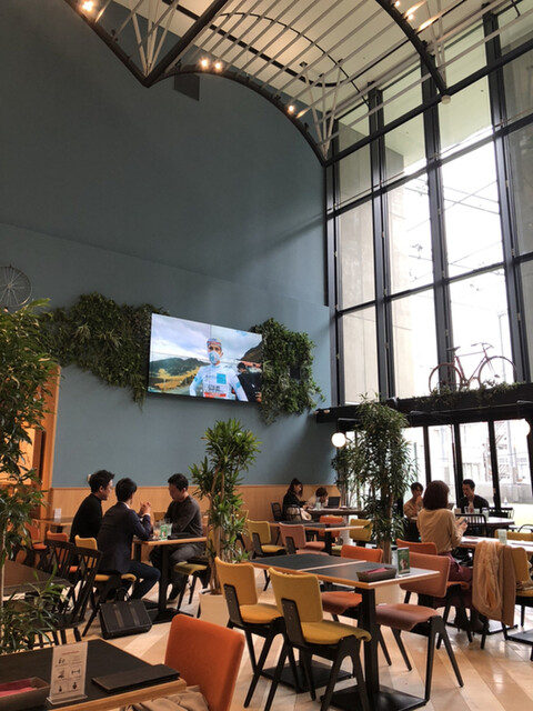 内観写真 : TORQUE SPICE & HERB TABLE & COURT （トルク） - 渋谷/カフェ | 食べログ