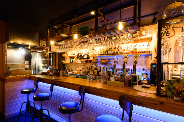 座席 : ダイニングバー ハーフムーン （Diningbar Half Moon） - 沼ノ端/ダイニングバー | 食べログ