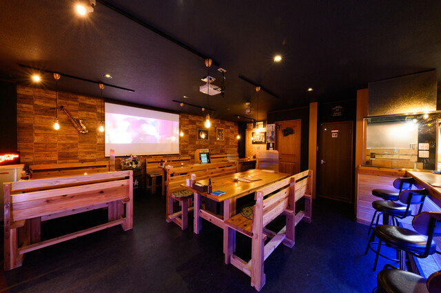 座席 : ダイニングバー ハーフムーン （Diningbar Half Moon） - 沼ノ端/ダイニングバー | 食べログ