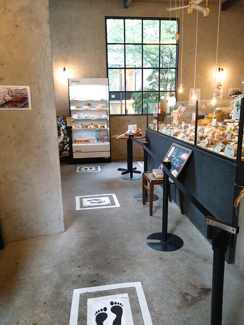 内観写真 : ブリコラージュ ブレッド アンド カンパニー ベーカリー - 六本木/パン | 食べログ