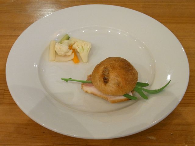 『自家製ベーコンサンドとゴロゴロお野菜のピクルス』by ulolo : パンデュース （PAINDUCE） - 本町/パン [食べログ]