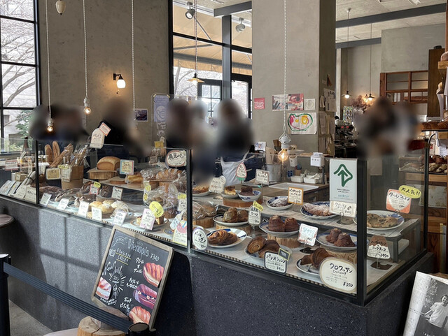 内観写真 : ブリコラージュ ブレッド アンド カンパニー ベーカリー - 六本木/パン | 食べログ