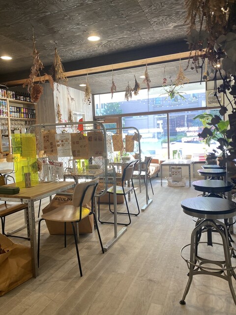 座席 : カフェ & ダイニング シャチ （CAFFE & DINING SHACHI） - 大宮/カフェ | 食べログ