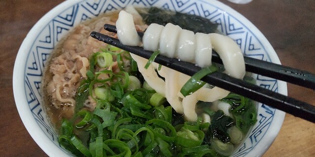 『たなかうどんとワカメおむすび♪』by わんこいなり : どんどん 土原店 - 東萩/うどん [食べログ]