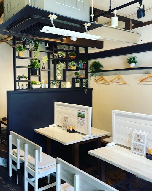 座席 : RAKUEI SOBA （ラクエイ ソバ） - 三宮（神戸市営）/そば | 食べログ