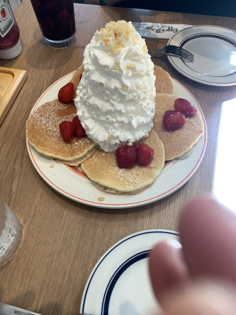 『いちごのパンケーキ、アイスコーヒー』by よんこしー : Eggs'n Things 横浜みなとみらい店 （エッグスンシングス） - みなとみらい/カフェ [食べログ]
