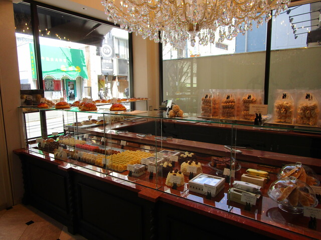 内観写真 : オー・メルベイユ・ドゥ・フレッド （Aux merveilleux de Fred） - 神楽坂/ケーキ | 食べログ