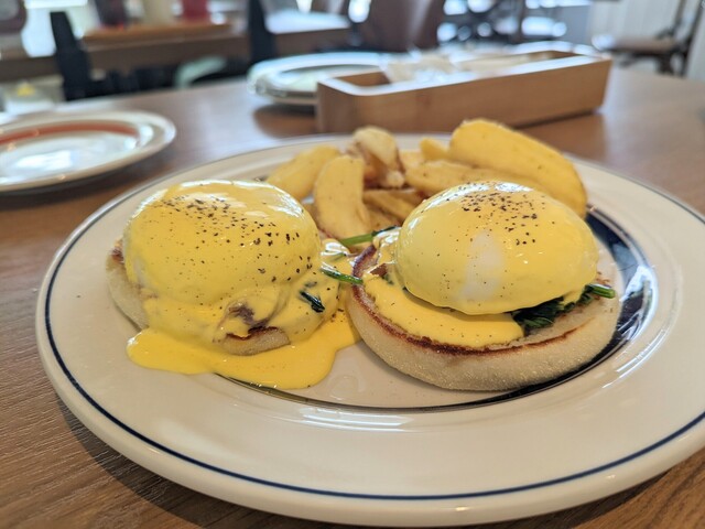 『エッグベネディクトとパンケーキの朝食』by キイ助 : Eggs'n Things 横浜みなとみらい店 （エッグスンシングス） - みなとみらい/カフェ [食べログ]