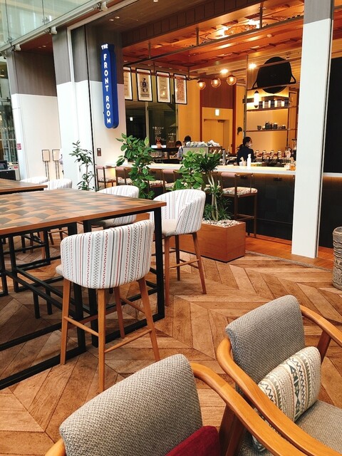 『HUGEが仕掛けるスタイリッシュなオールデイダイニング』by pureberry : THE FRONT ROOM （ザ フロント ルーム ...