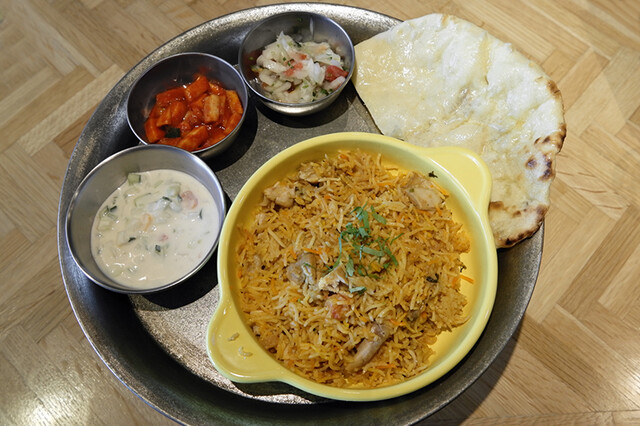 『マイルドカレーとチキンビリヤニ。』by トリプル銀座 : ACCHA - 銀座一丁目/インドカレー [食べログ]