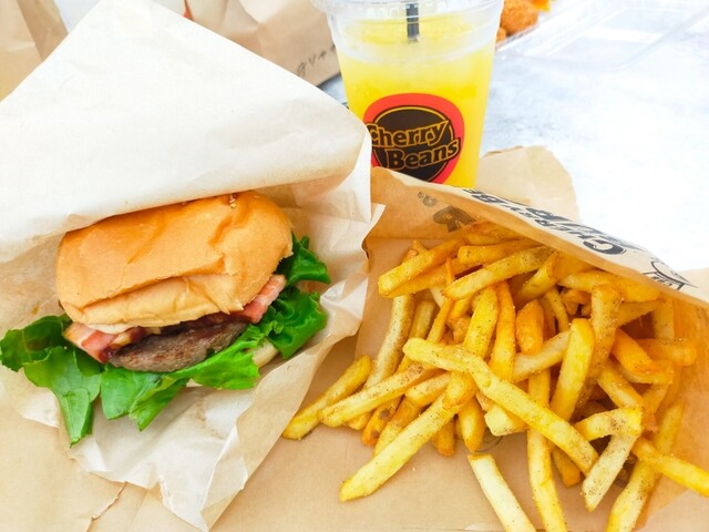 『ポテトが最高★』by chiiie22 : CHERRY BEANS BURGER （チェリー ビーンズ バーガー） - 新清水/ハンバーガー [食べログ]