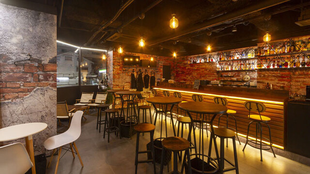 座席 : Cafe & Bar LIT （カフェ アンド バー リット） - 谷町四丁目/バー | 食べログ