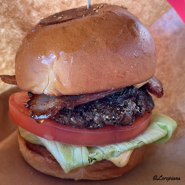 『和食の料理人の拘りが詰め込まれたハンバーガー…『COW BURERS』』by ©Loro : Cow Burgers （カウバーガーズ ...