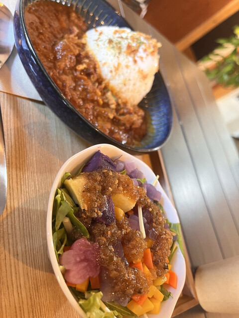 『鎌倉野菜のサラダとカレー』by matsu1042001 : micoco cafe （ミココ カフェ） - 北鎌倉/カフェ [食べログ]