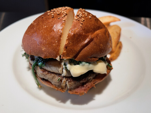 『最高峰の高級バーガー。』by DEIMOS : Burger POLICE - 都立大学/ハンバーガー [食べログ]