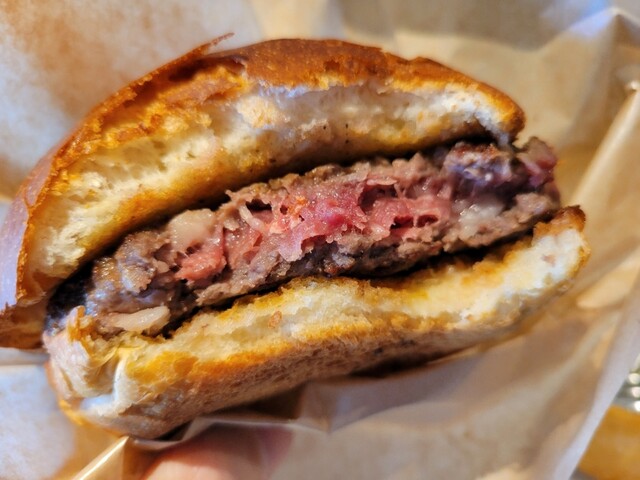 百名店】スタイリッシュな店内と上品すぎるバーガー。』by 私はまさみ : Burger POLICE - 都立大学/ハンバーガー [食べログ]