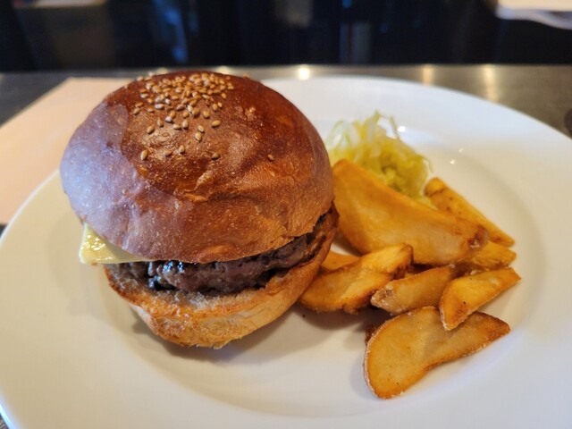 百名店】スタイリッシュな店内と上品すぎるバーガー。』by 私はまさみ : Burger POLICE - 都立大学/ハンバーガー [食べログ]