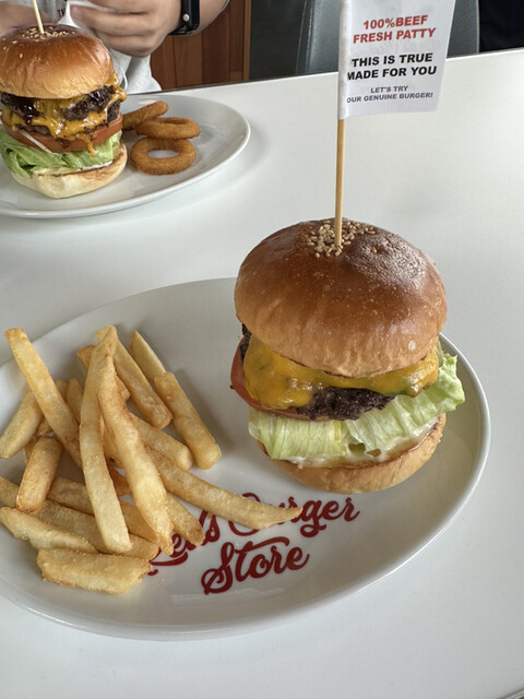 REDS' BURGER DINER - あすなろう四日市/ハンバーガー/ネット予約可 | 食べログ