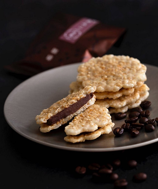 『甘塩っぱい、あんこ天米。』by blacck : 富士見堂 グランスタ店 - 東京/せんべい [食べログ]