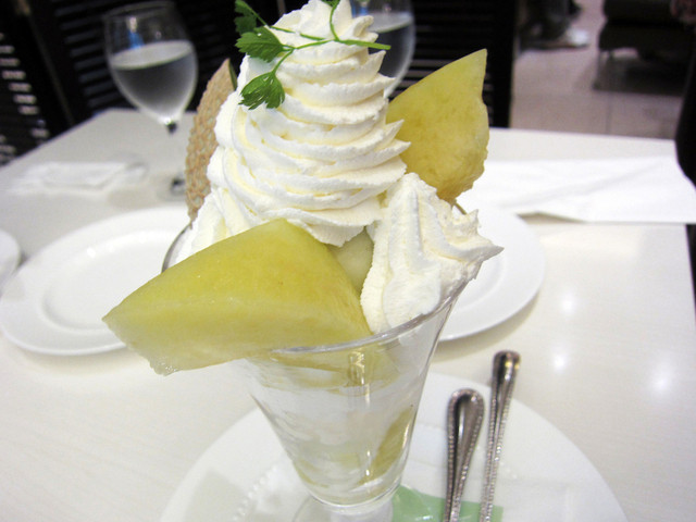 『念願の千疋屋でマスクメロンパフェ』by zentou : 千疋屋総本店 フルーツパーラー （總本店 センビキヤソウホンテン） - 三越前 ...