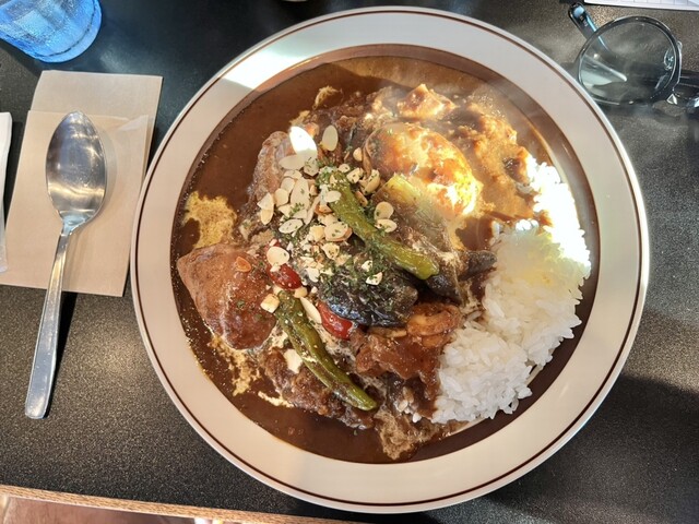 『湘南でいただく優しいスパイスカレー』by 黒豚に真珠 : woof curry （ウーフ カレー） - 長谷/カレー [食べログ]