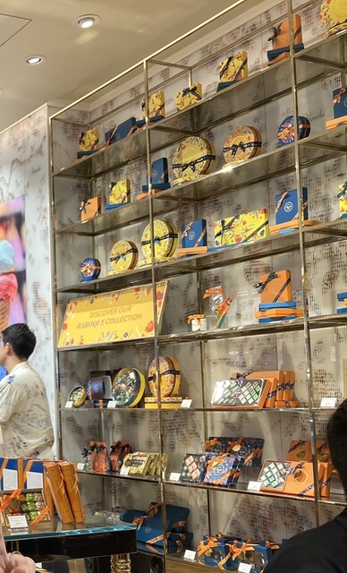 『めちゃ可愛い高級ジェラート』by UNOMAKI : ヴェンキ 久屋大通公園店 （Venchi） - 栄町/カフェ [食べログ]