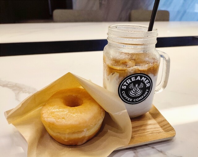 『ホテル内のストリーマーコーヒー』by KSK LEEM : REVOLVER Booze & Coffee - 川崎/カフェ [食べログ]