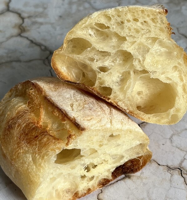 『小麦粉で、パンを作る。』by くちる : ポフベーカリー （POF BAKERY） - 千歳烏山/パン [食べログ]