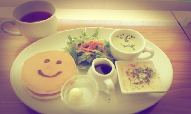 『開店からそれほどたってないときに伺いましたが、すでにテーブル席は満席。 窓際のカウンター席に案内さ』by hito＊ : 【閉店】パンケーキ ...