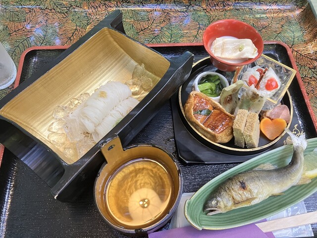 『夏の貴船、川床をリーズナブルに楽しませてくれる良店』by ブンロク : 古今藤や - 貴船口/カフェ [食べログ]