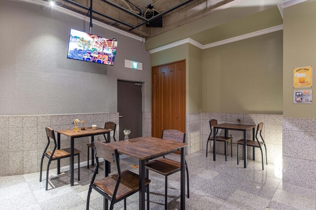 座席 : CAFE & BAR POKKE （カフェ & バー ポッケ） - 六本木一丁目/カフェ | 食べログ