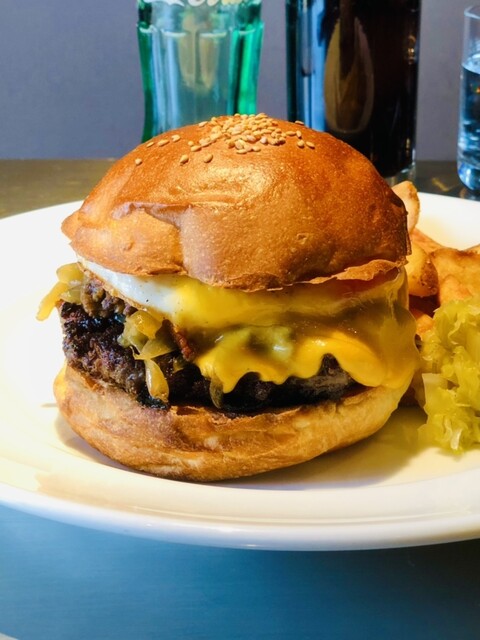 『バランス秀逸な旨味バーガー ️ 個人的にはトッピングも出来るとより良さそう。』by こっちん0623 : Burger POLICE ...