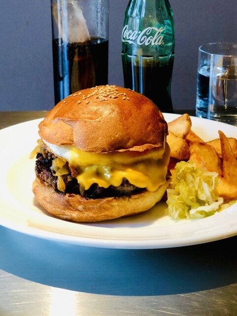 『バランス秀逸な旨味バーガー ️ 個人的にはトッピングも出来るとより良さそう。』by こっちん0623 : Burger POLICE ...