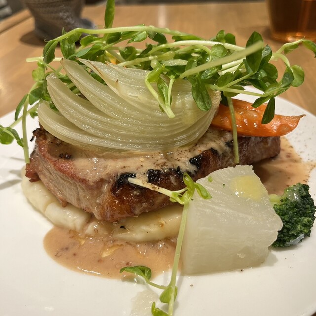 『ボリューム感があるフレンチビストロ！旨みたっぷり鶏もも肉のワイン煮込み』by ラムネ2号 : Aux Delices de Dodine ...