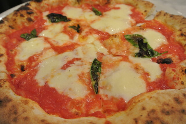 『新宿駅前でごくうま認定ナポリピザが食べられます。』by 行列のできる : PIZZERIA CAPOLI （ピッツェリア カポリ） - 新宿 ...