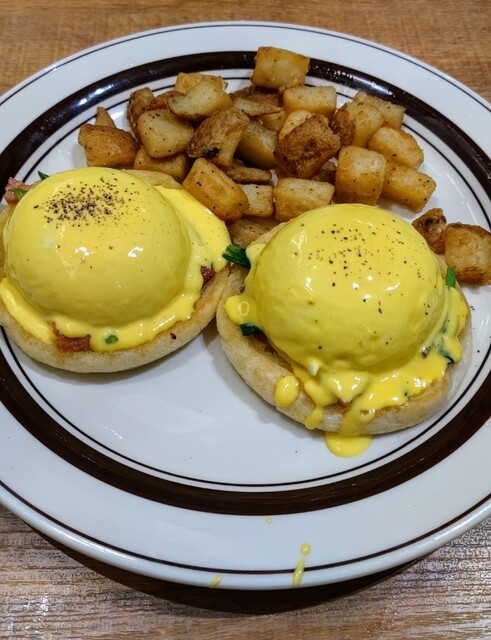 『大ちょうどよいクオリティのエッグベネディクト』by carpc472 : Eggs'n Things Coffee アトレ新浦安店 （エッグスン シングス コーヒー） - 新浦安/カフェ ...