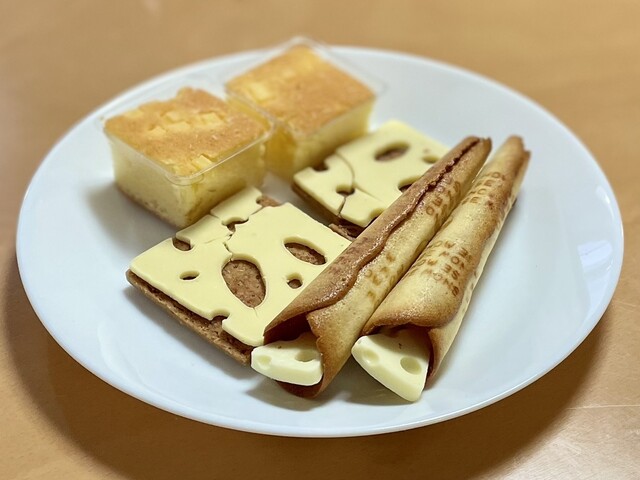 『札幌でいま一番アツイお土産と言えば...』by らっしーK : SNOW CHEESE （スノー チーズ） - 札幌（JR）/洋菓子 [食べログ]