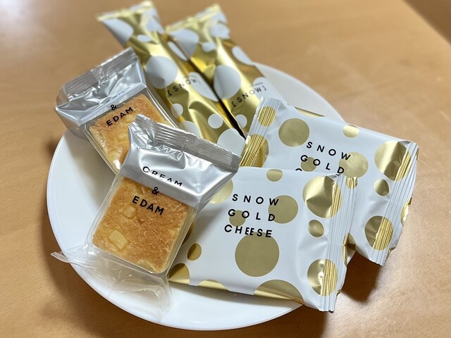 『札幌でいま一番アツイお土産と言えば...』by らっしーK : SNOW CHEESE （スノー チーズ） - 札幌（JR）/洋菓子 [食べログ]