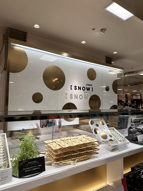 『大丸札幌で1番並ぶスイーツ』by yukaritsuka : SNOW CHEESE （スノー チーズ） - 札幌（JR）/洋菓子 [食べログ]