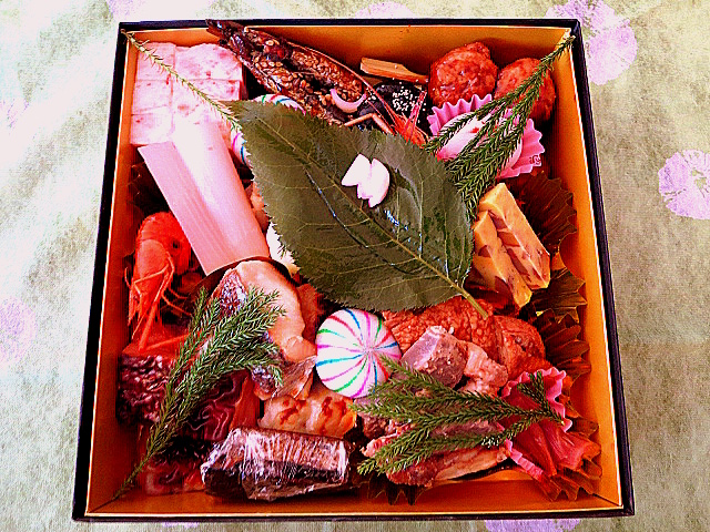 『大晦日、突然配達された”おせち料理” 流石に『ホテル丸治』だけあって上品で美味しいが、一体誰からの贈り物 』by バムセ＆マイケル ...