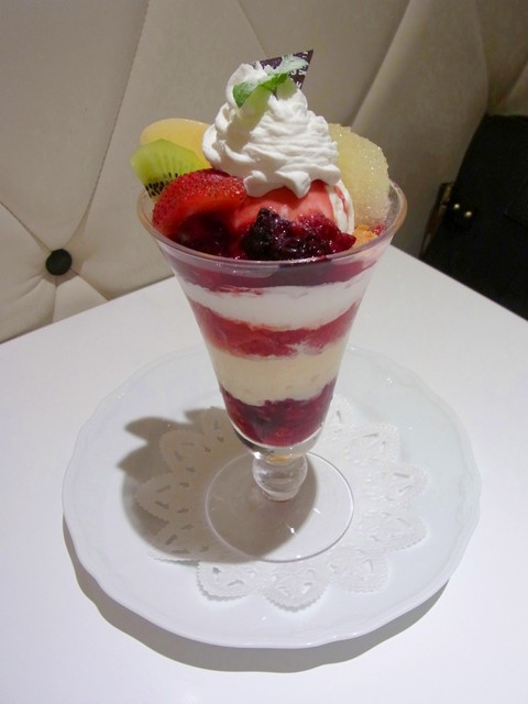 『八重洲オリジナルフルーパフェ 資生堂パーラー♪』by 蝶々 : 資生堂パーラー 八重洲ショップ - 東京/洋菓子 [食べログ]