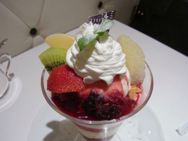 『八重洲オリジナルフルーパフェ 資生堂パーラー♪』by 蝶々 : 資生堂パーラー 八重洲ショップ - 東京/洋菓子 [食べログ]