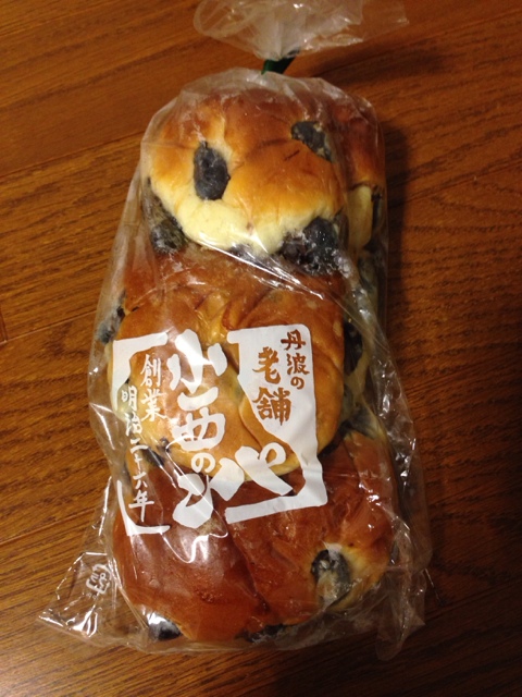 『丹波黒豆たっぷり♤もっちりパン』by ヒョンビンおばちゃん : 小西のパン （コニシノパン） - 篠山口/パン [食べログ]