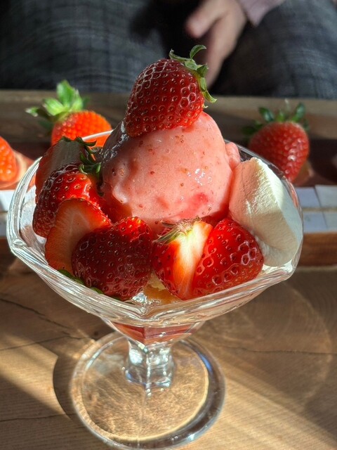 『初めての“イチゴの食べ比べ”』by UNOMAKI : TSUMUGI cafe （ツムギカフェ） - 井田川/カフェ [食べログ]