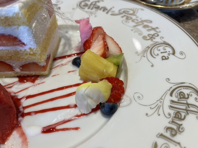 『decorated cake beautiful！いちごのショートケーキ 食す』by らーめんWalking : カファレル 神戸北野本店 ...