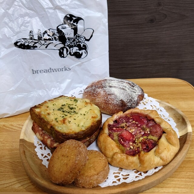 『粉からパンを全て手作り 』by プリシア : breadworks 表参道 - 表参道/パン [食べログ]