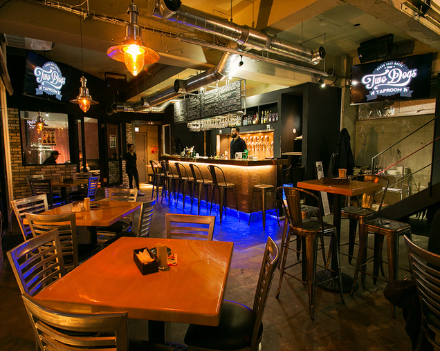 座席 : トゥー・ドッグス・タップルーム （Two Dogs Taproom） - 六本木/ビアホール | 食べログ