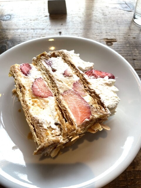 『期間限定いちごのナポレオンパイ』by macaron0227 : Lilly&Qcumber （リリー＆キューカンバー） - 小手指/カフェ [食べログ]